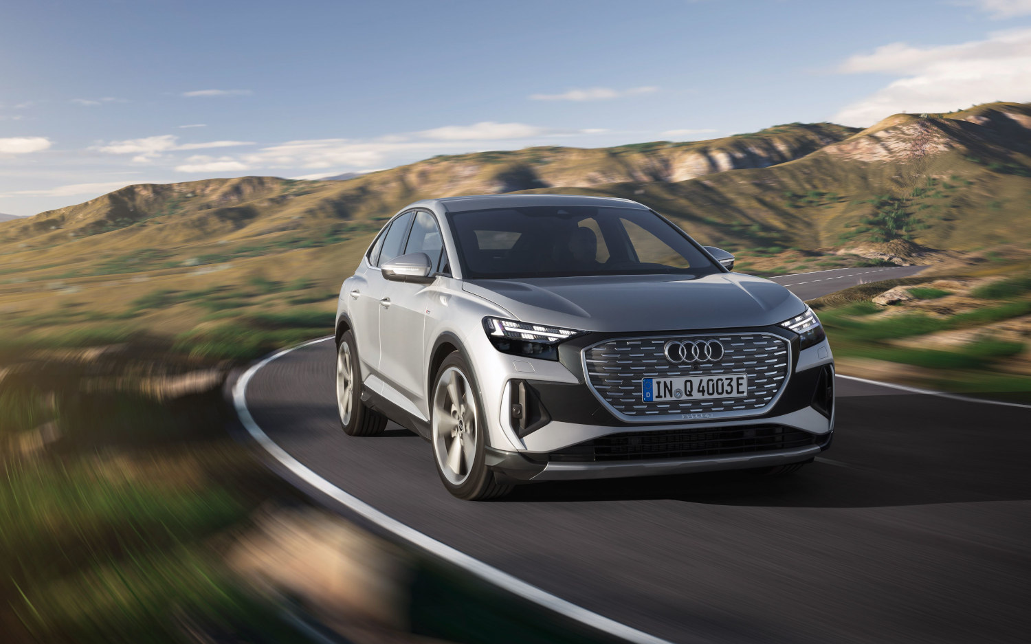 Comparison - Volvo XC40 Recharge EV 2021 - vs - Audi Q4 e-tron Sportback 2021 | SUV Drive